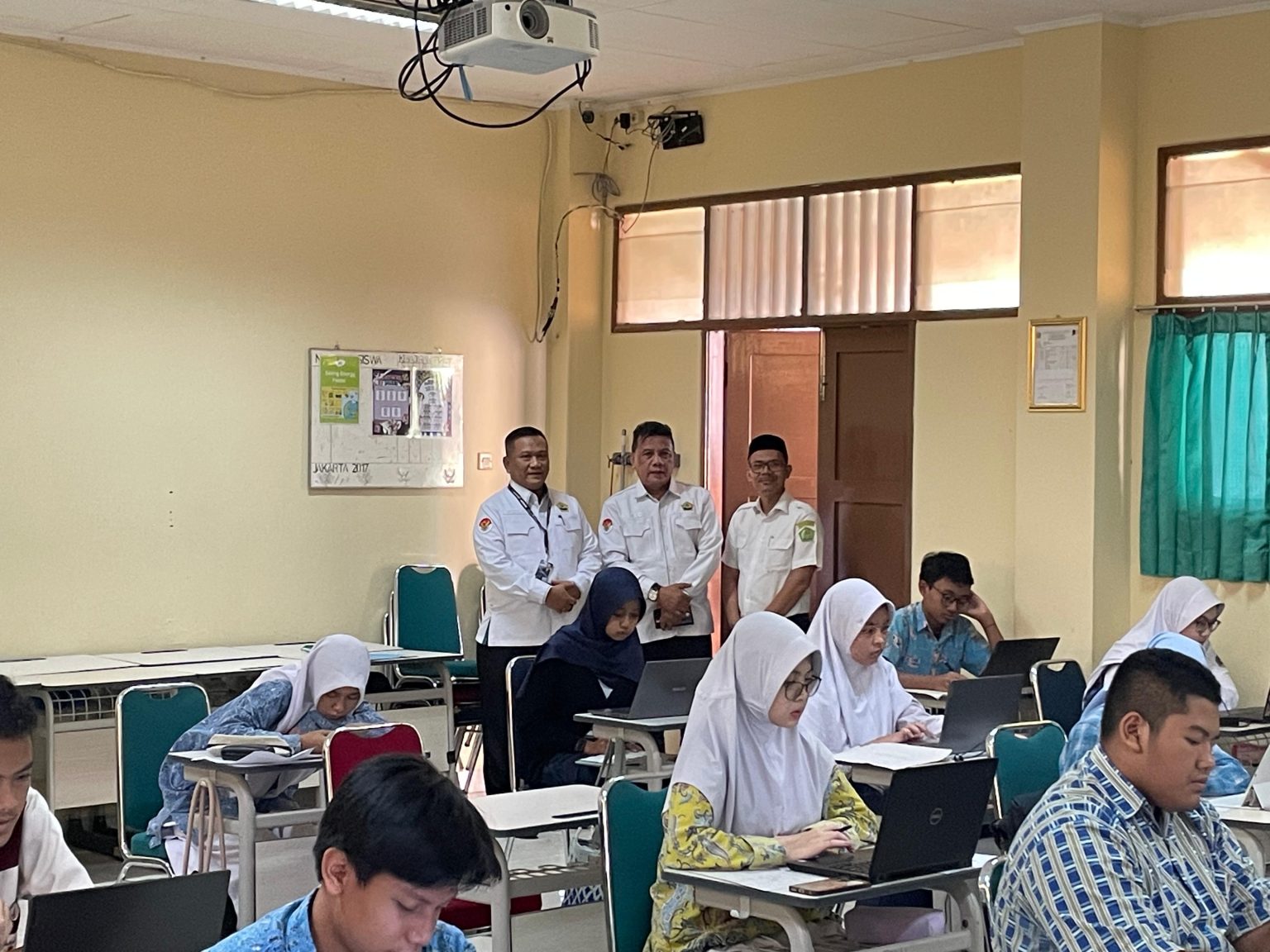 Monev Tes Jalur Reguler PPDB MAN 4 Jakarta Selatan oleh Kabag TU dan ...